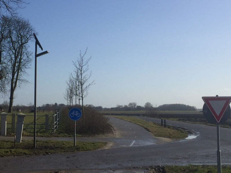 Lichtmasten met zonnepaneel verlichten fietsroute - Zonnelichtmast